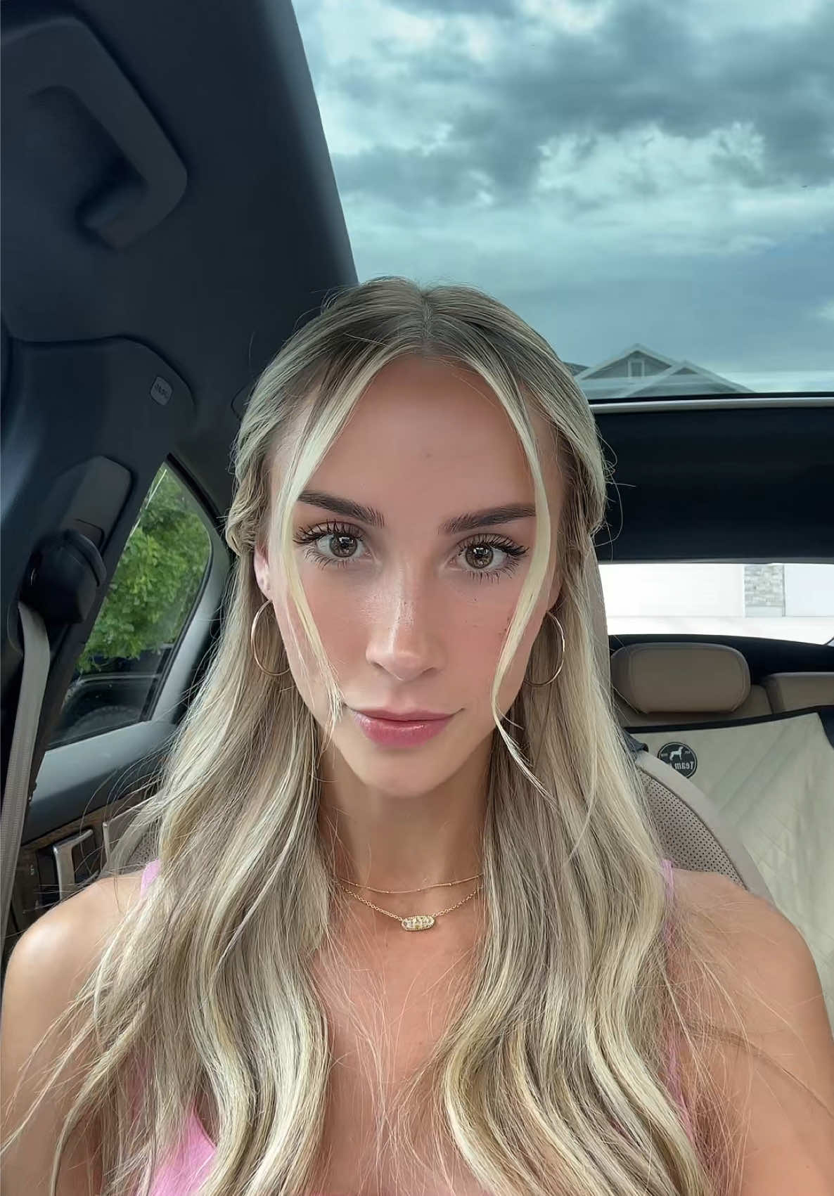 Kat (@kat_braden) - Urlebird