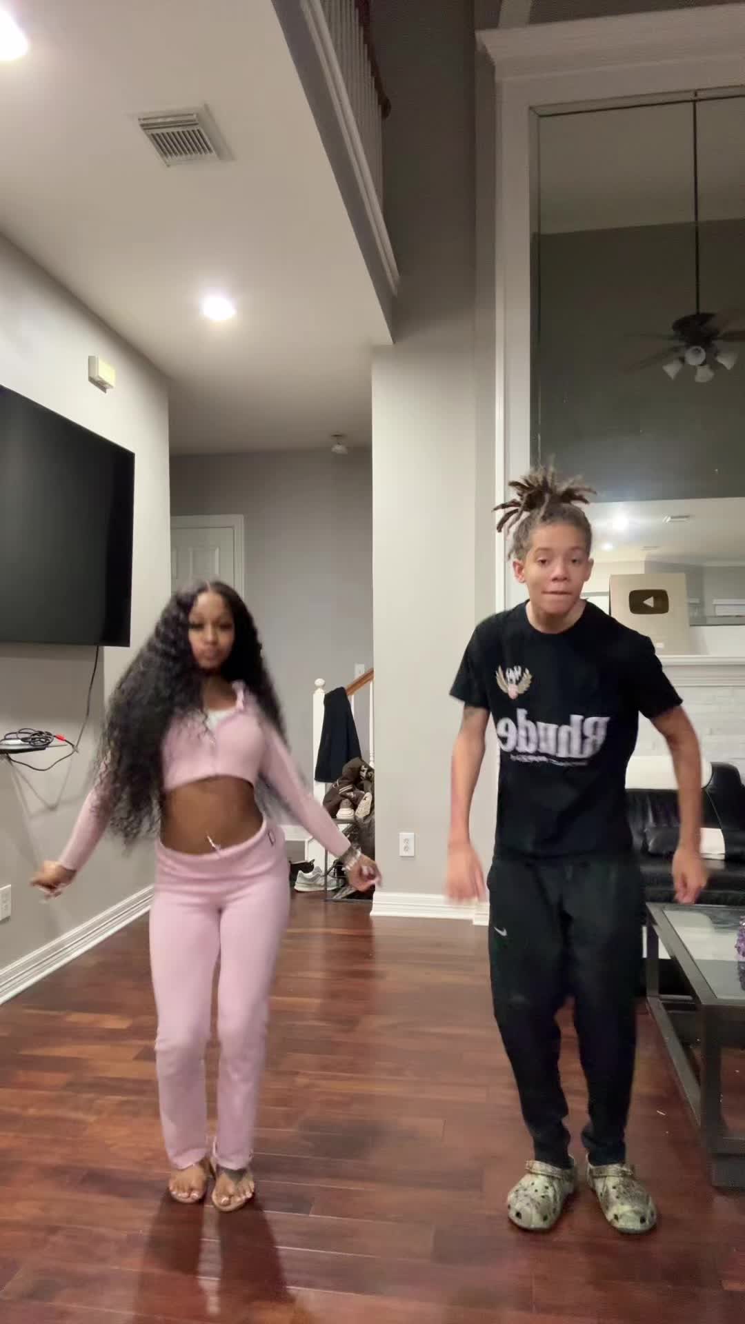 ling (@prettylingg_) - Urlebird