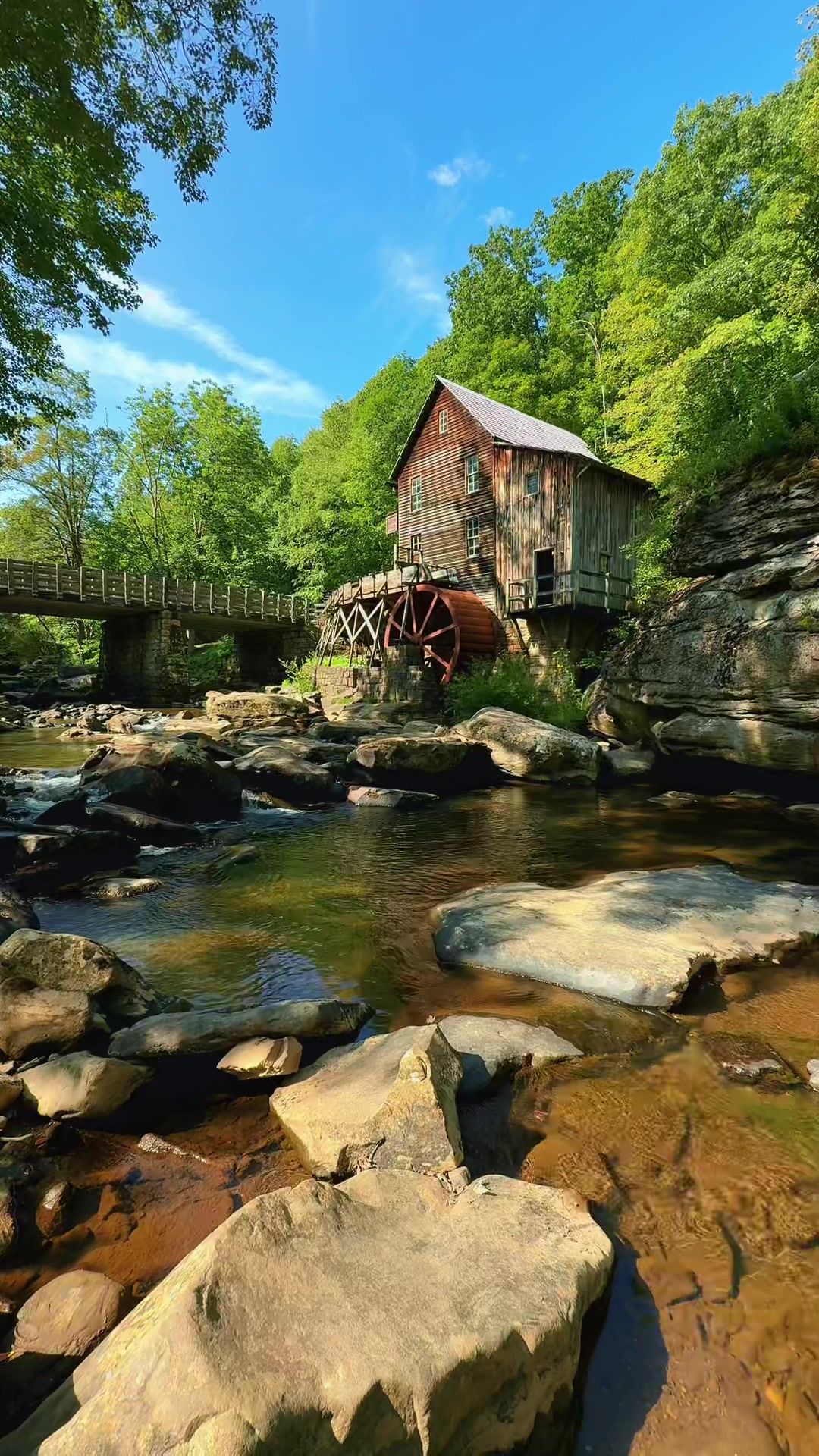 This grist mill is a fully functioning | giliehikes (@giliegarth)