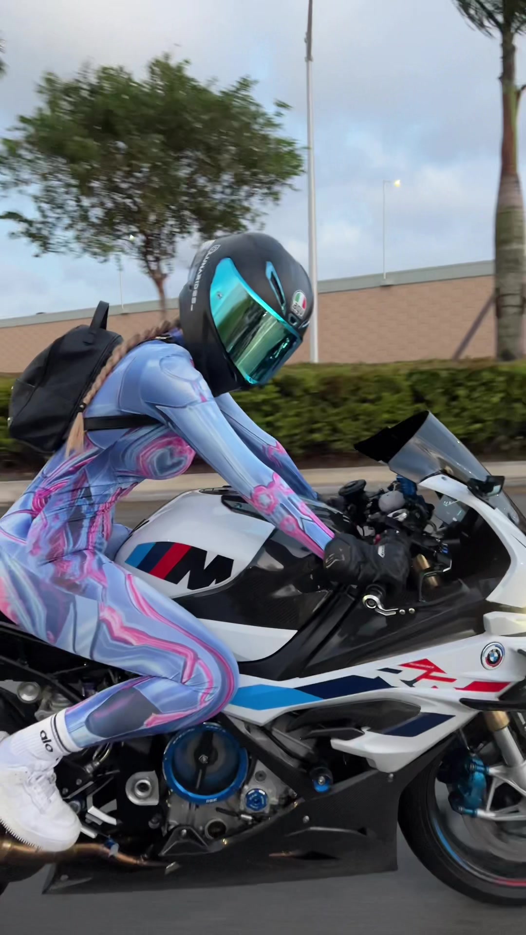 lunaxrides (@lunaxrides) - Urlebird