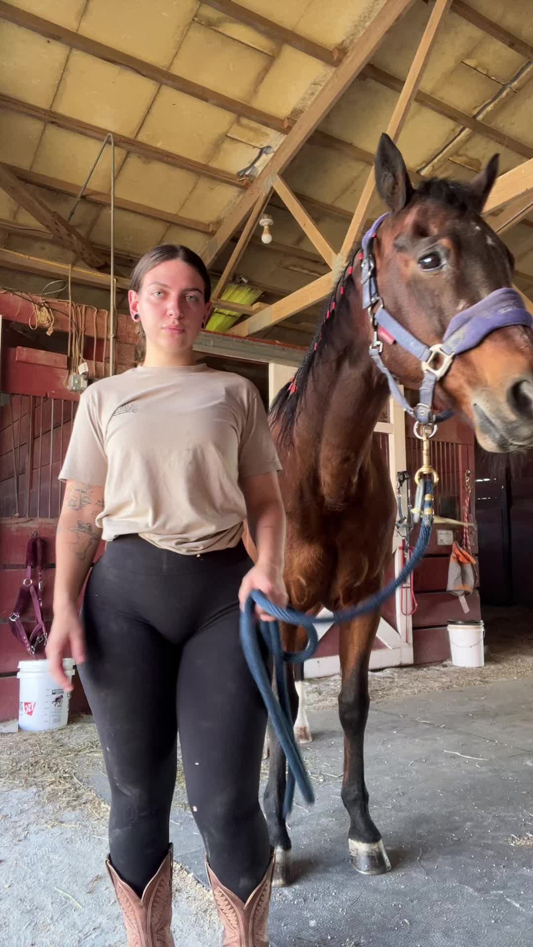 Nicky (@itsnickynaple) - Urlebird