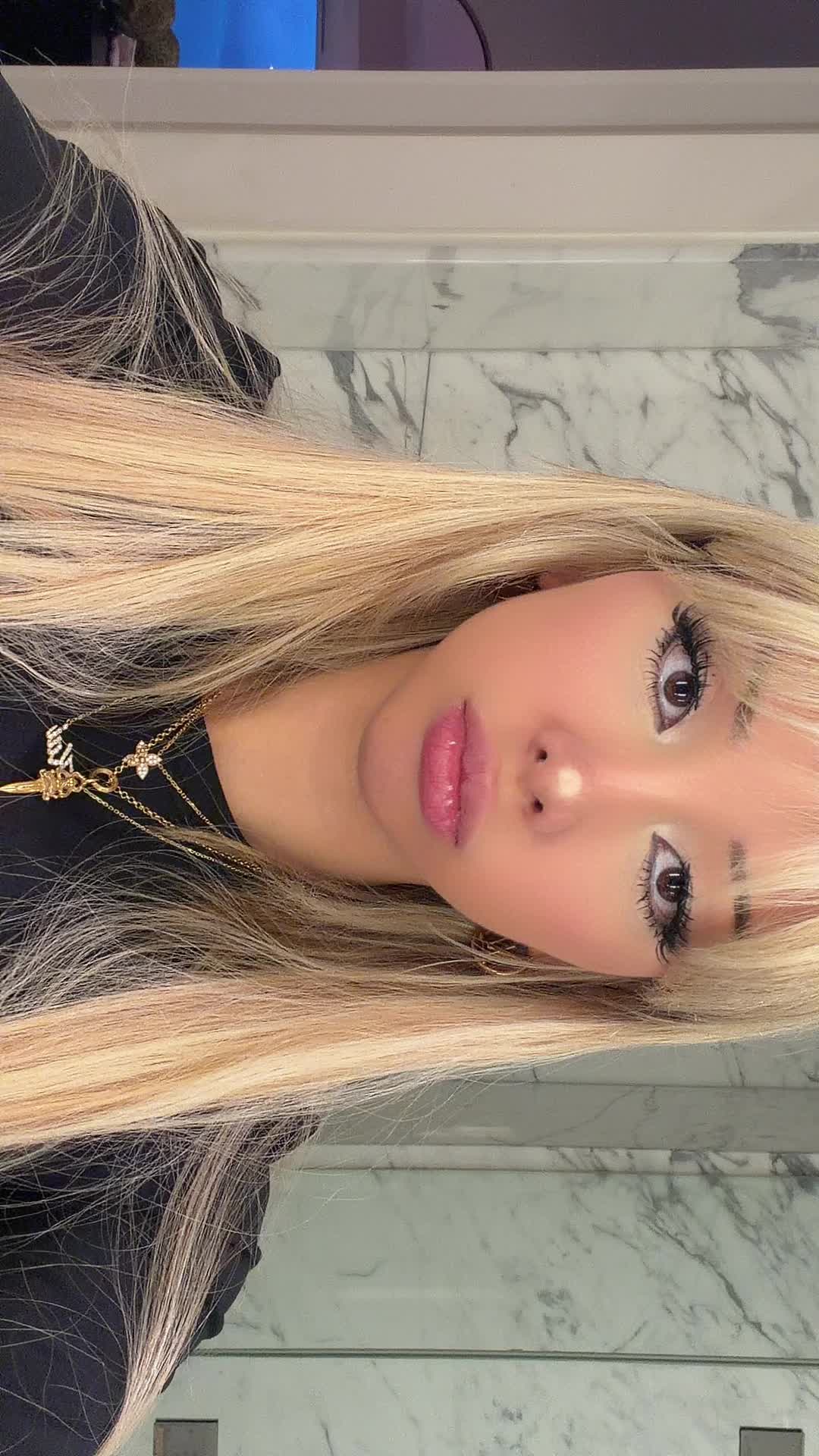 mia (@itsmiawaifu) - Urlebird