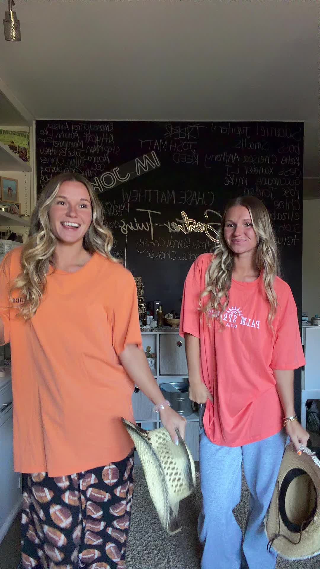 Sentner twins (@sentnertwins) - Urlebird