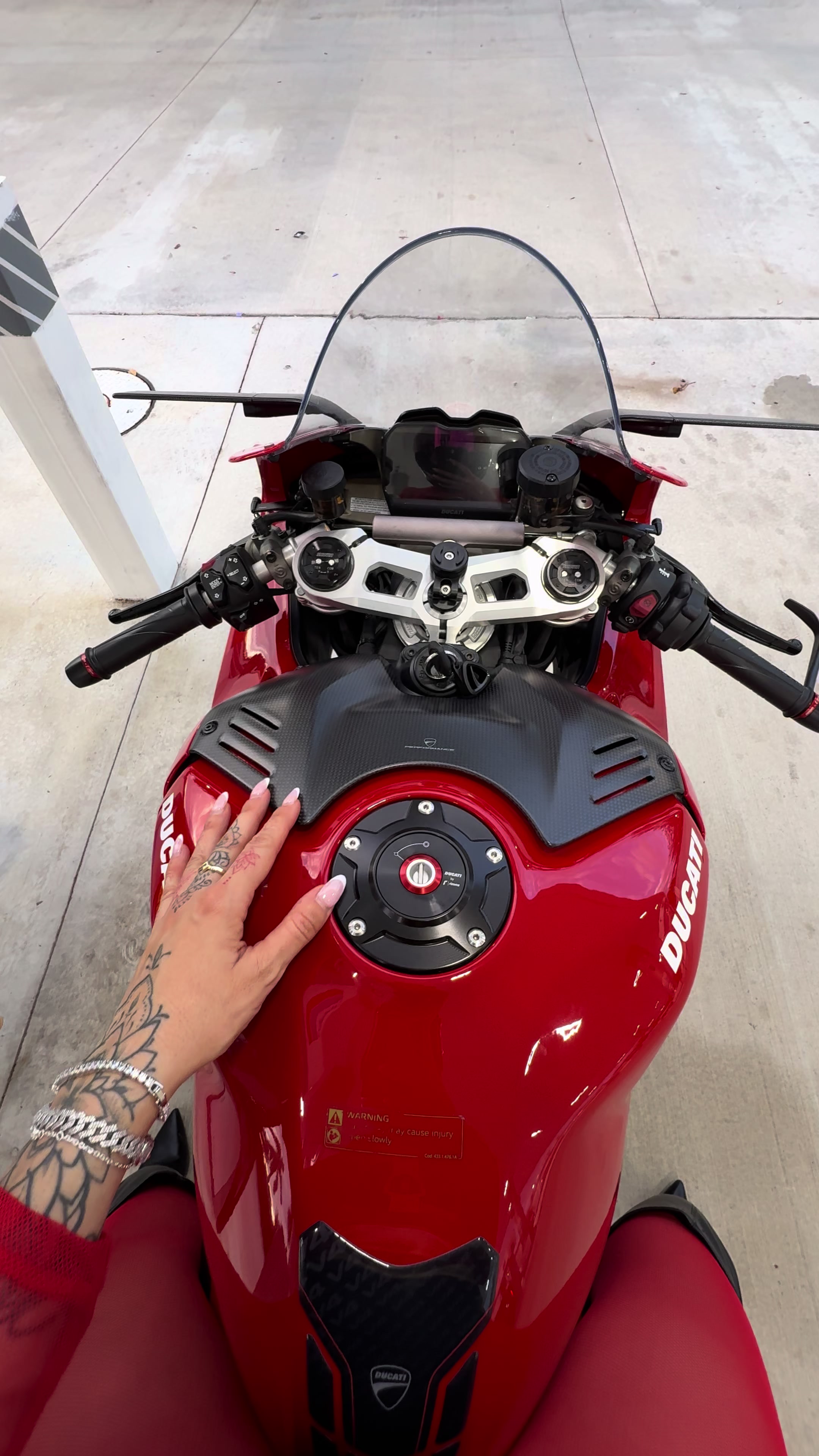 lunaxrides (@lunaxrides) - Urlebird