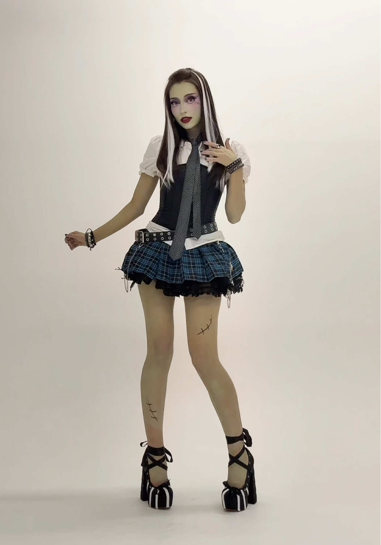 Léa Martinez (@slayeas) - Urlebird