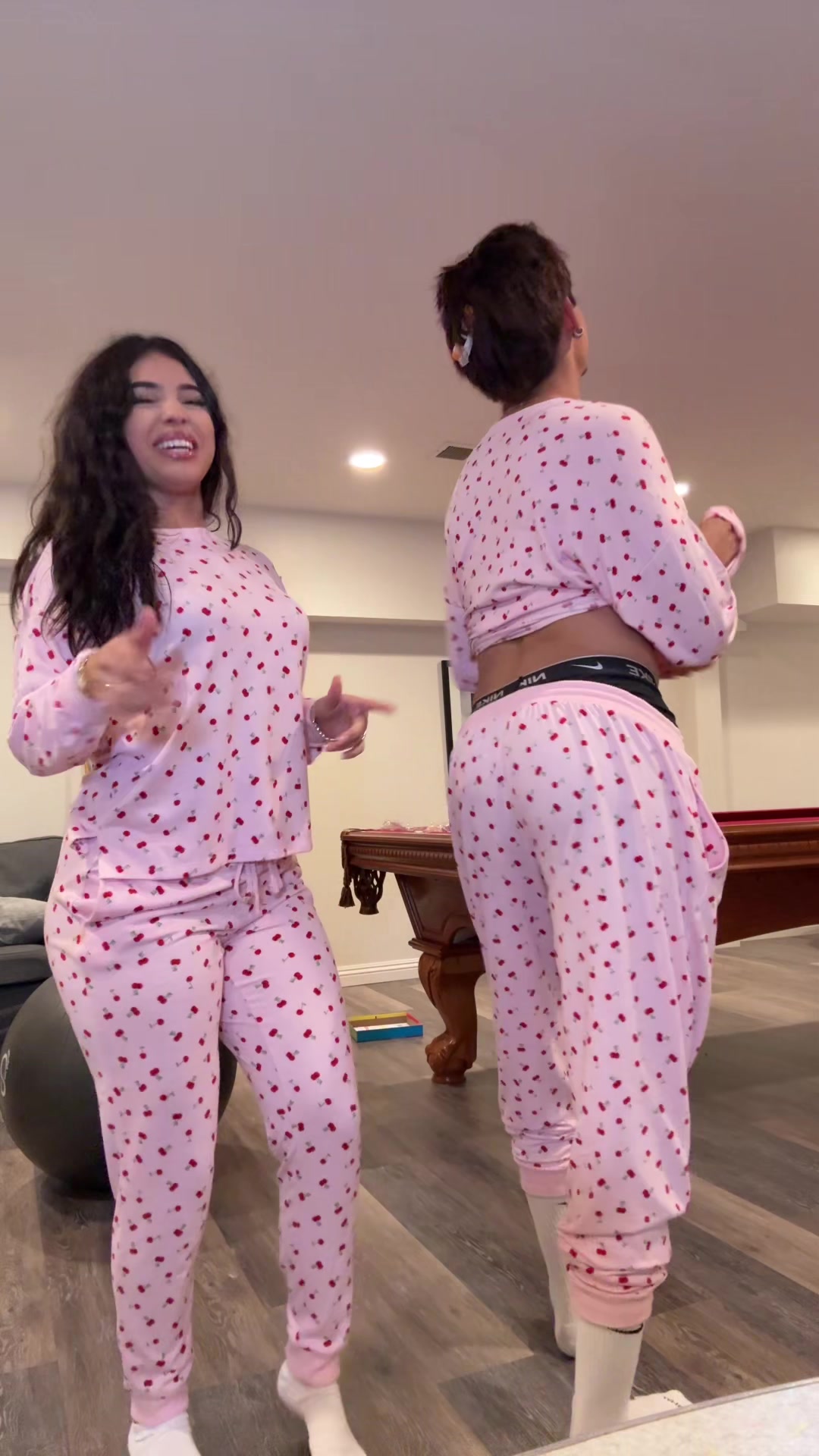 Anahi (@weluvanahi) - Urlebird