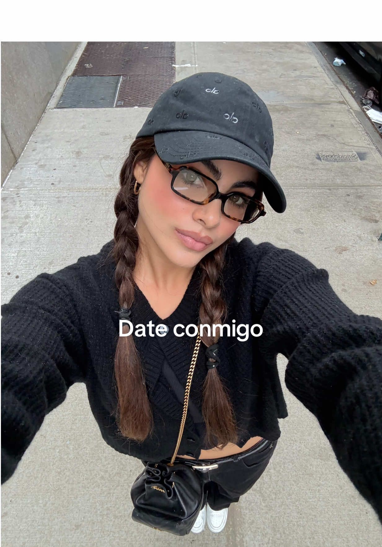 Two women who can’t hold their poop | Shopping girl (@shopping.girl48)