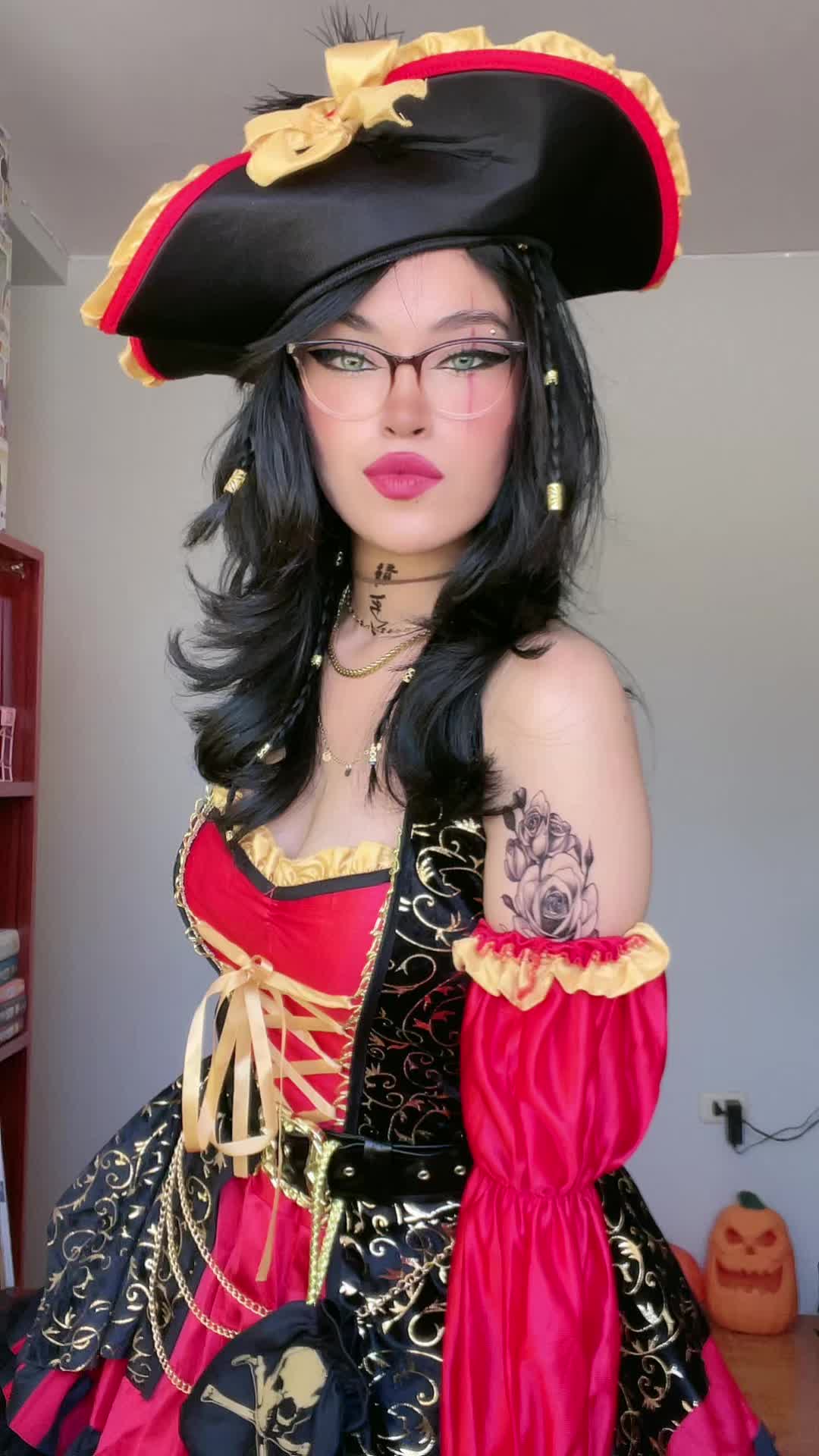 Guess my costume🏴‍☠️☠️#halloween | Azumi (@azumiib)