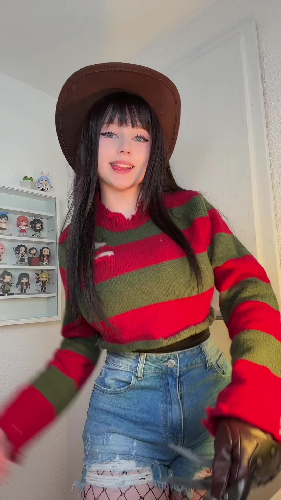 twitch.tv/upminaa (@upminaa.cos) - Urlebird