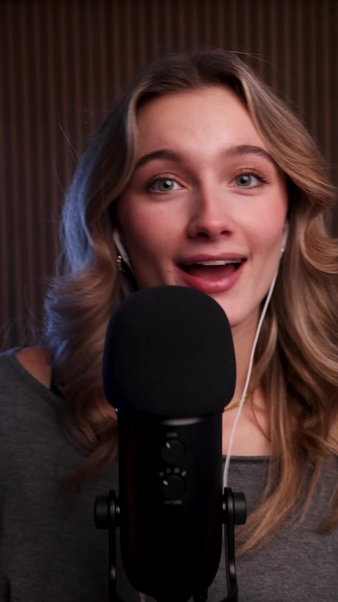 Nanou ASMR (@nanouasmrofficial) - Urlebird