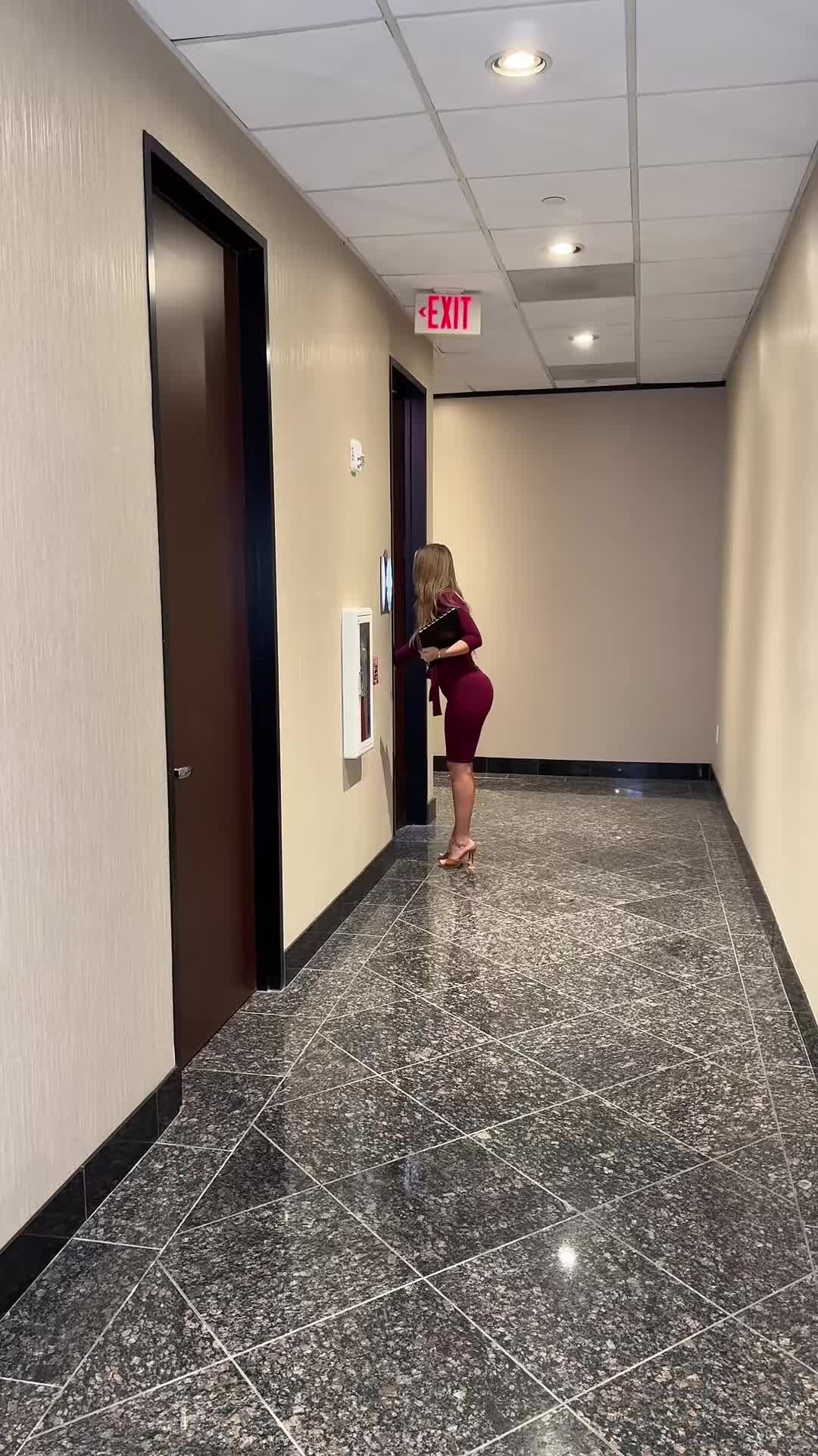 Marie Dee (@mariedee.co) - Urlebird