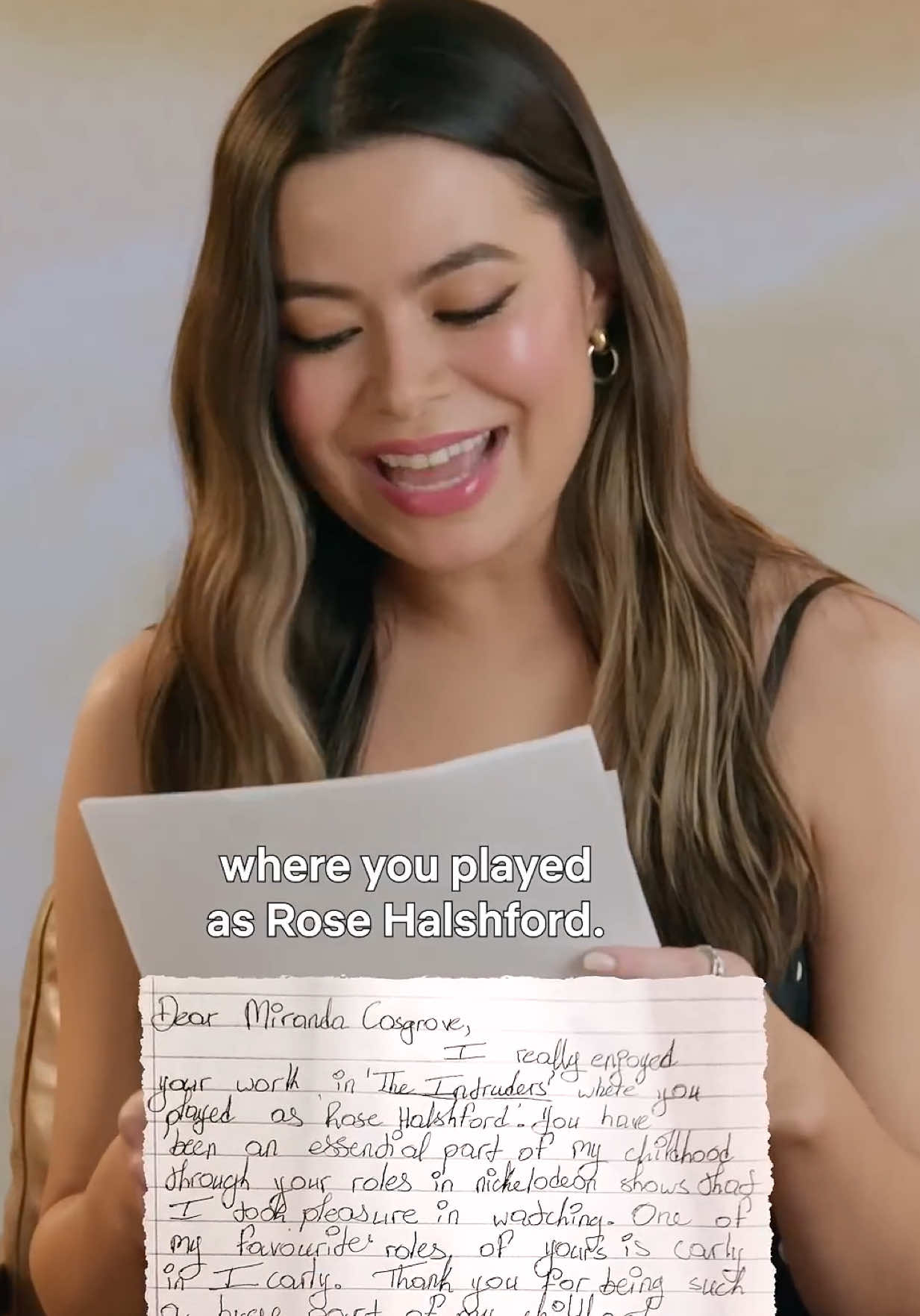 Miranda Cosgrove reading some letters | Miranda Cosgrove ...