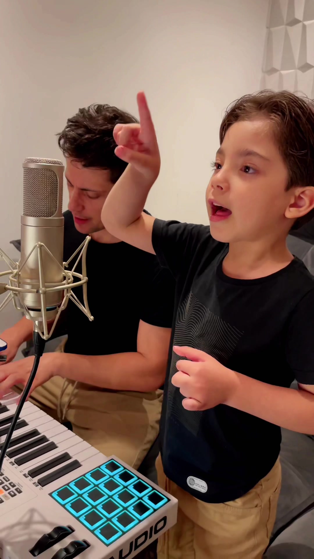 Leo Prado (@leopradooficial) - Urlebird
