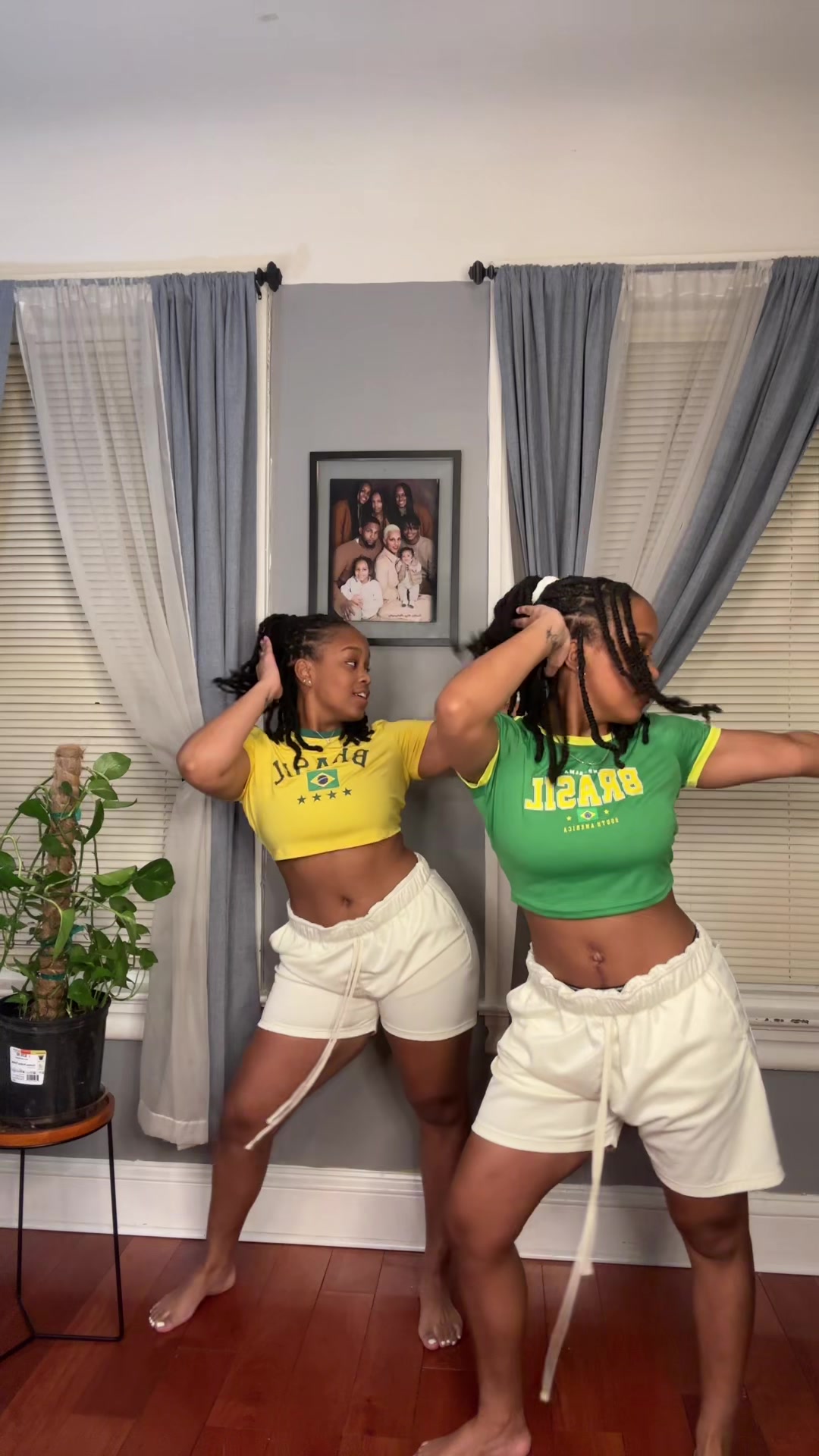 Shellie & Ona (@splashtwins) - Urlebird