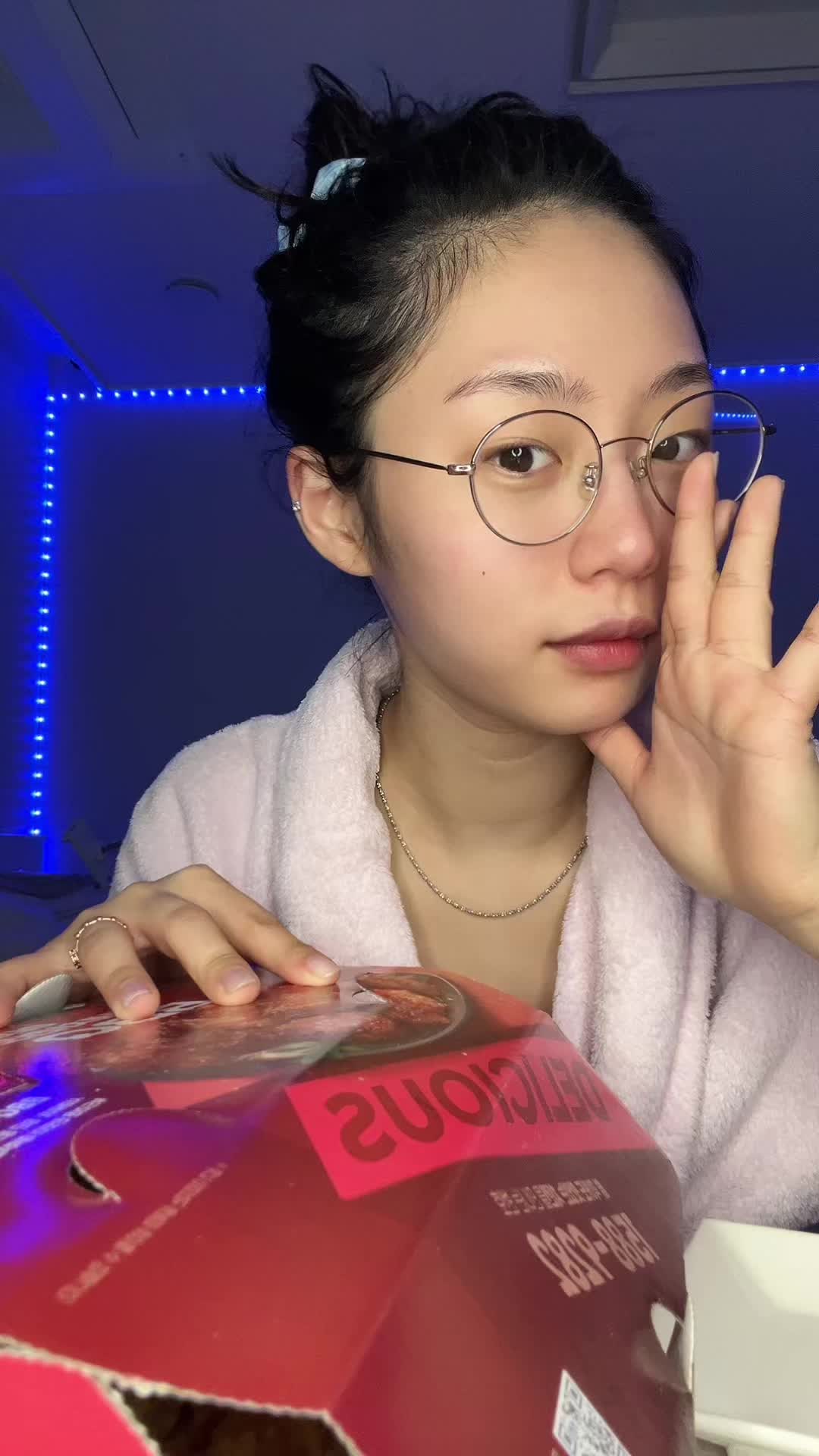치킨 먹방🍗🍗얼굴 부음 #mukbang | amyflamy (@amyflamy1)