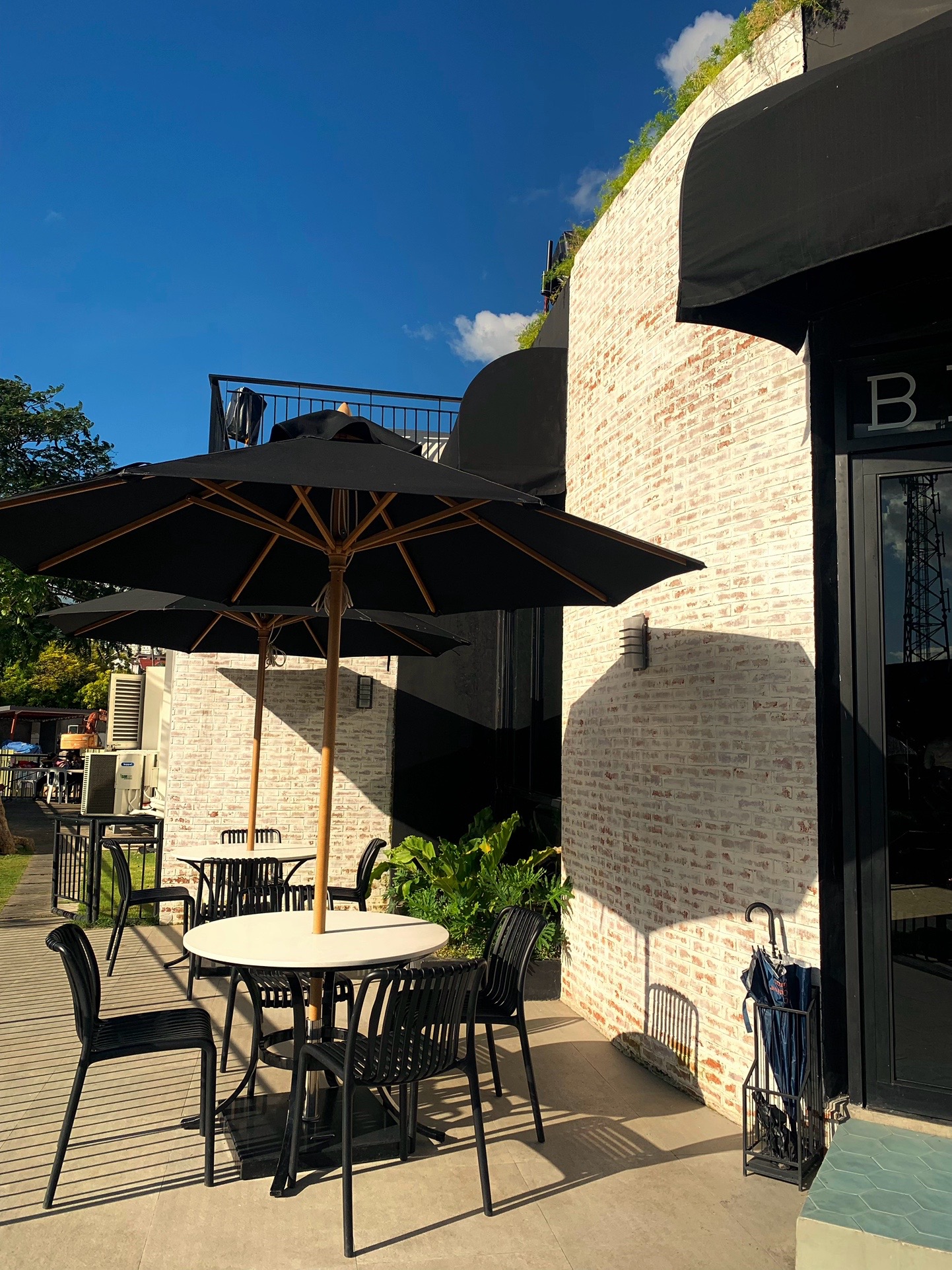 📍 Brique Modern Kitchen Paseo Arcenas | angeliquemigrno (@angeliquemigrno)