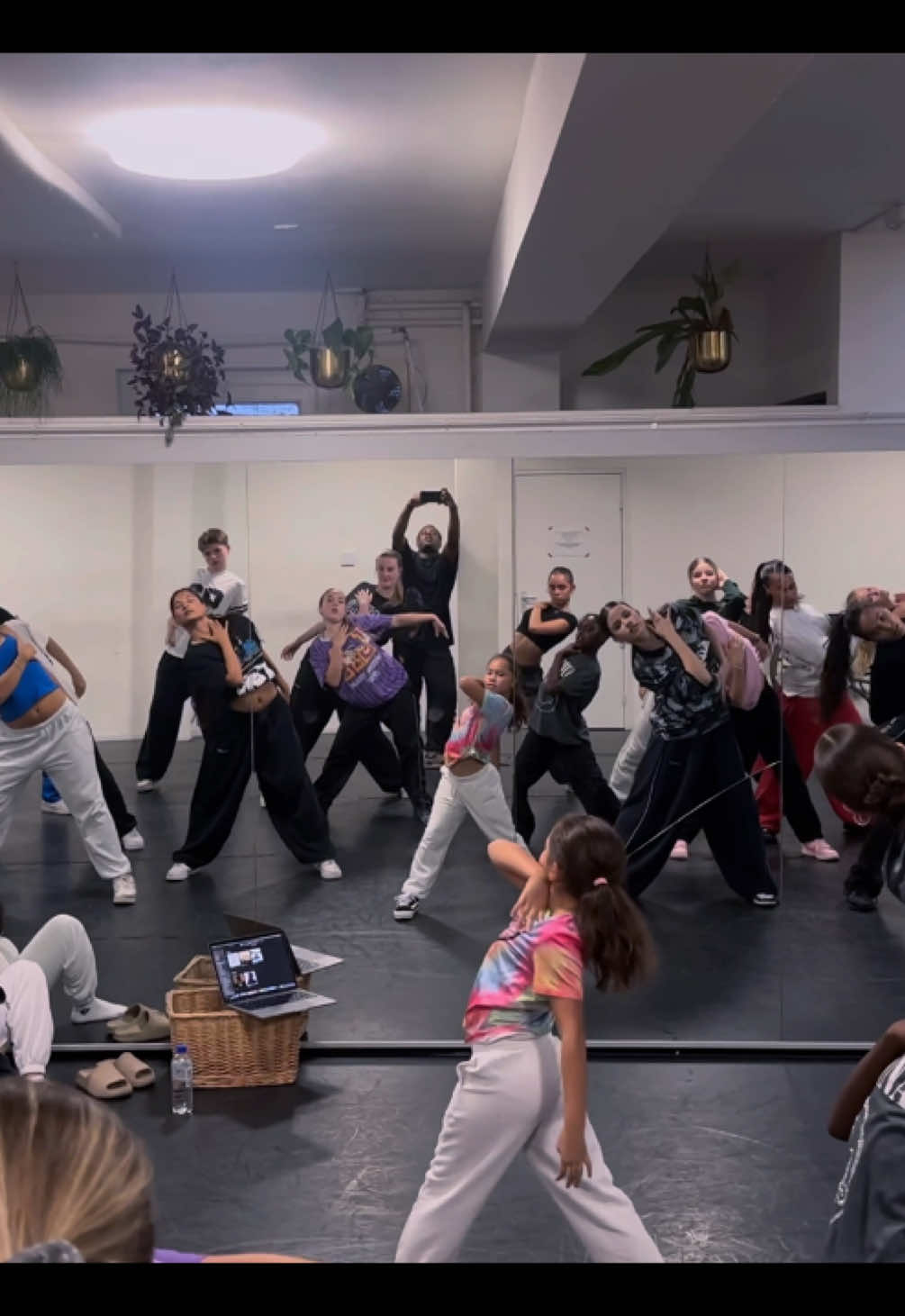 C-FAM DANCE CREW (@officialcfamdancecrew) - Urlebird