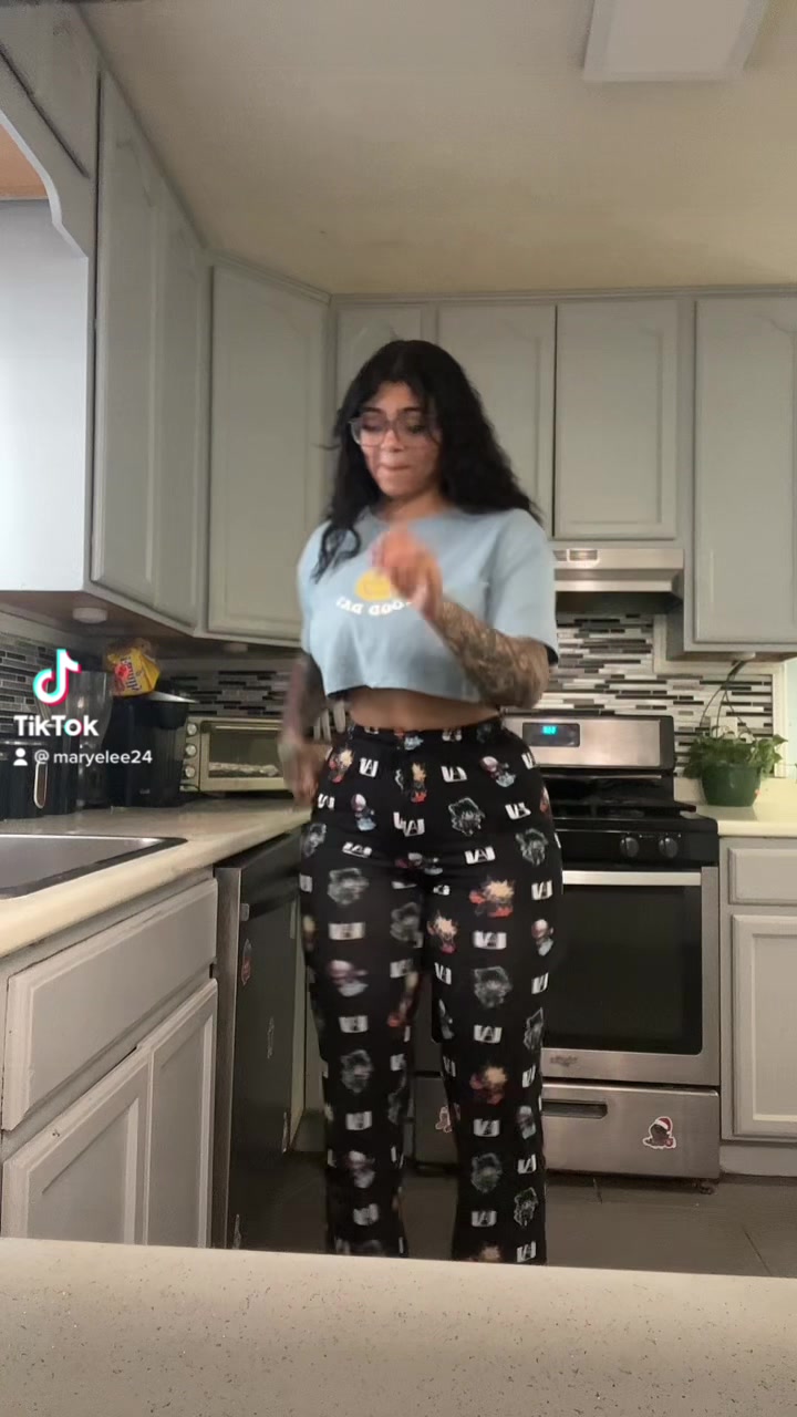 Maryele24_ (@maryelee24_) - Urlebird