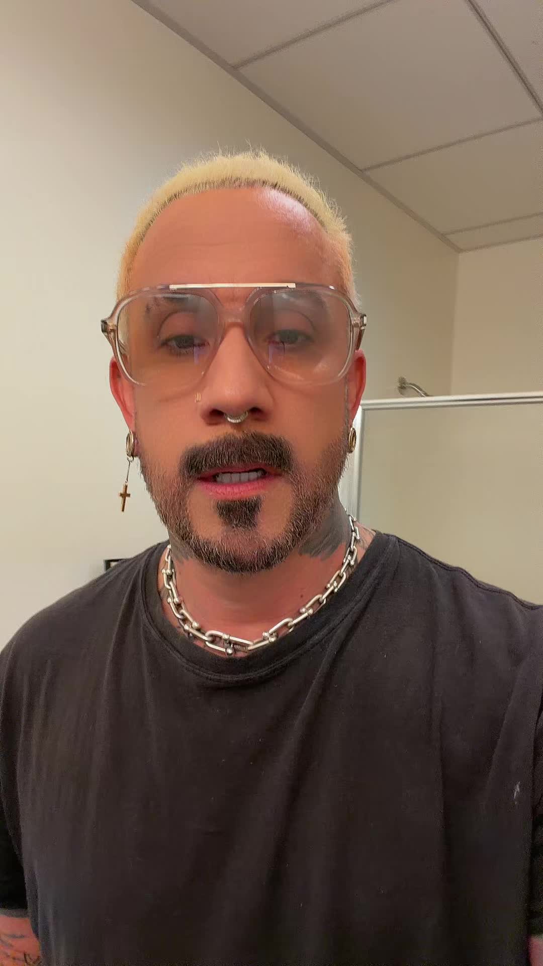 Alexander James (@ajmcleanofficial) - Urlebird