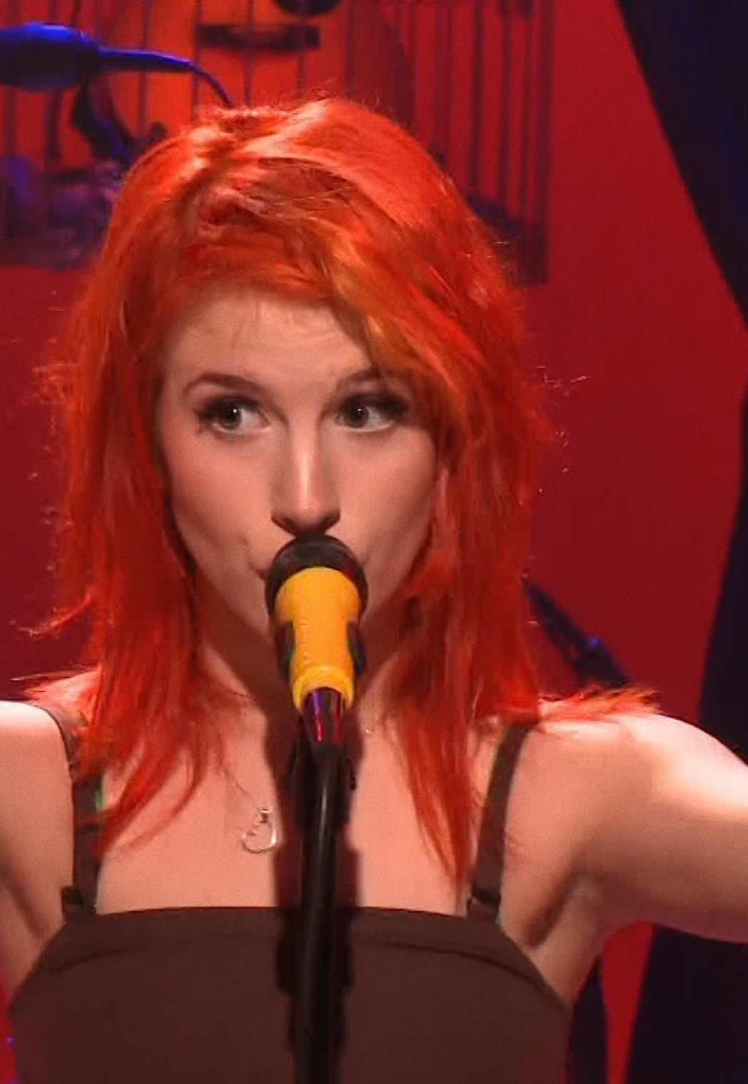 Paramore - Misery Business (MTV | Spot Cry (@spotcry1)