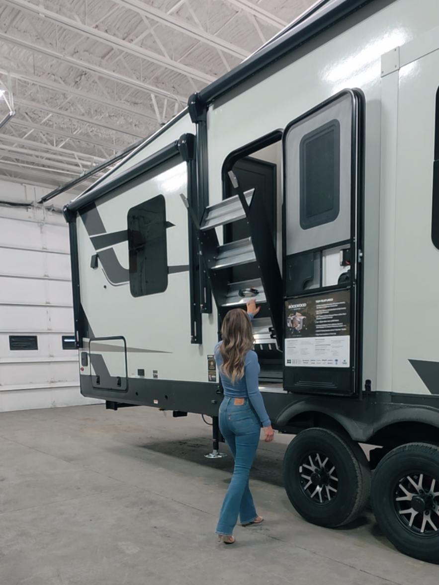 THAT RV GIRL (@thatrvgirllaura) - Urlebird