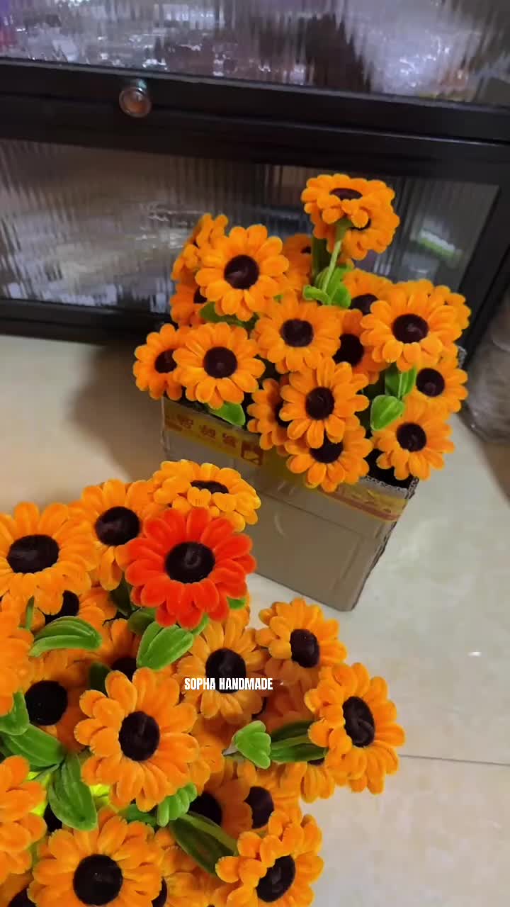 How to Make Pipe Cleaner Flowers | Sopha Handmade (@sophahandmade)