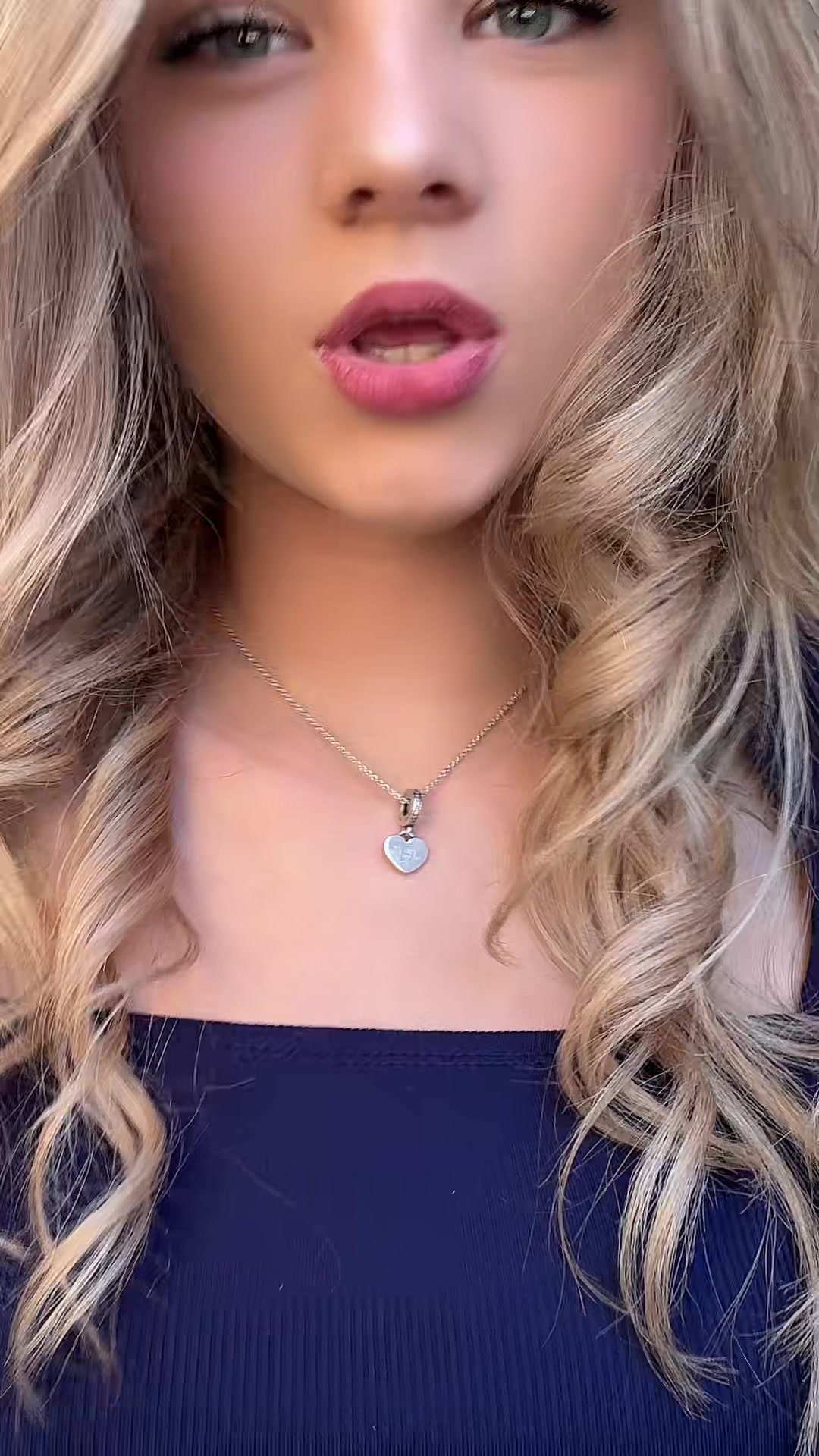 𝑨𝒎𝒆𝒍𝒌𝒂 💗 (@amelia_wanowska) - Urlebird