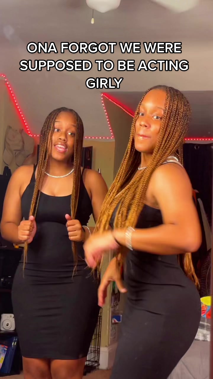 Shellie & Ona (@splashtwins) - Urlebird