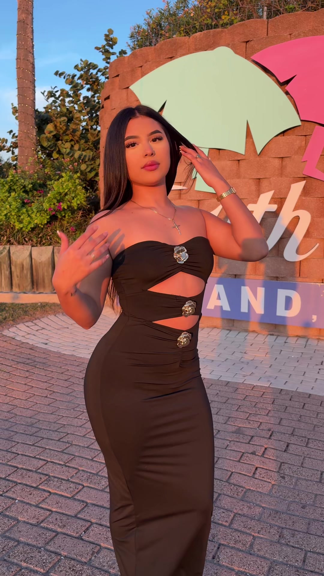 Anahi (@weluvanahi) - Urlebird