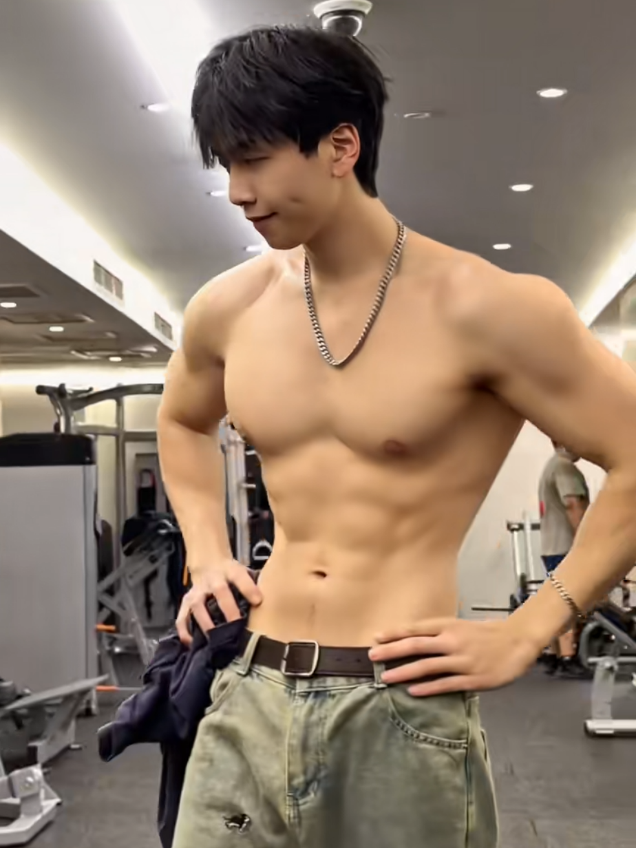 Douyin (@handsome.douyinn) - Urlebird