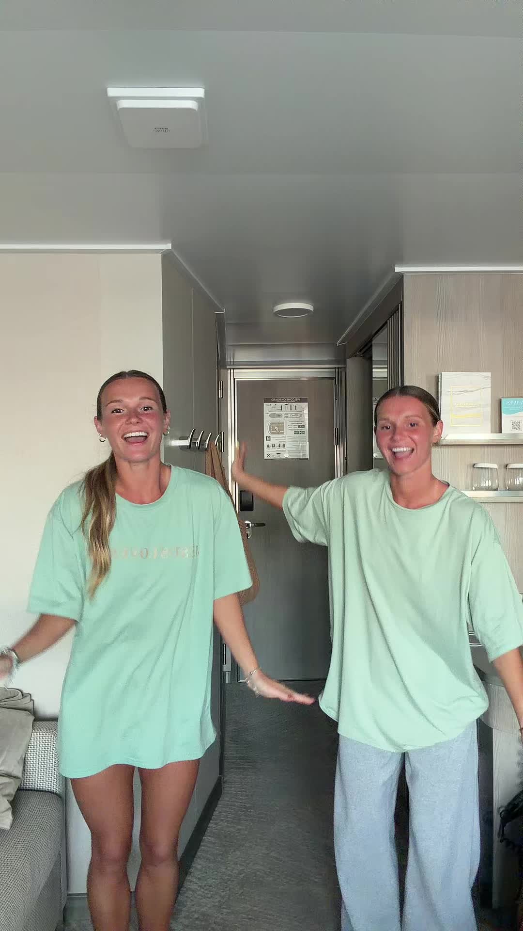 Sentner twins (@sentnertwins) - Urlebird