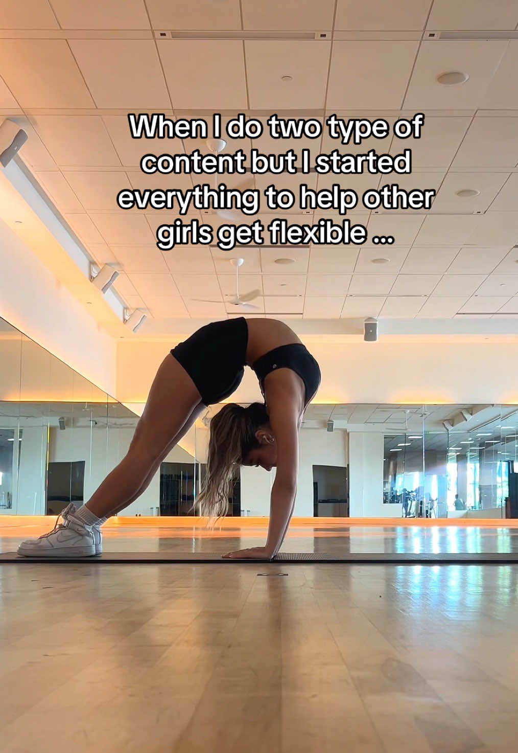 Sophia (@phia.liz) - Urlebird