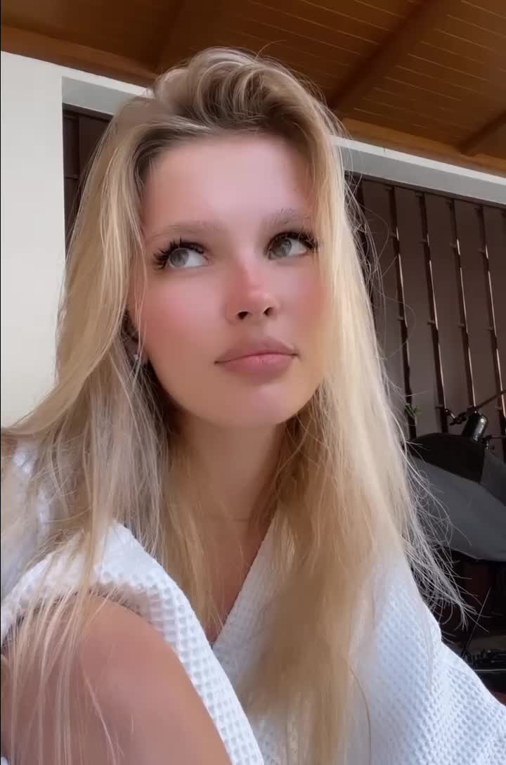 Miss Ellie Moore (@miss.ellie.moore) - Urlebird