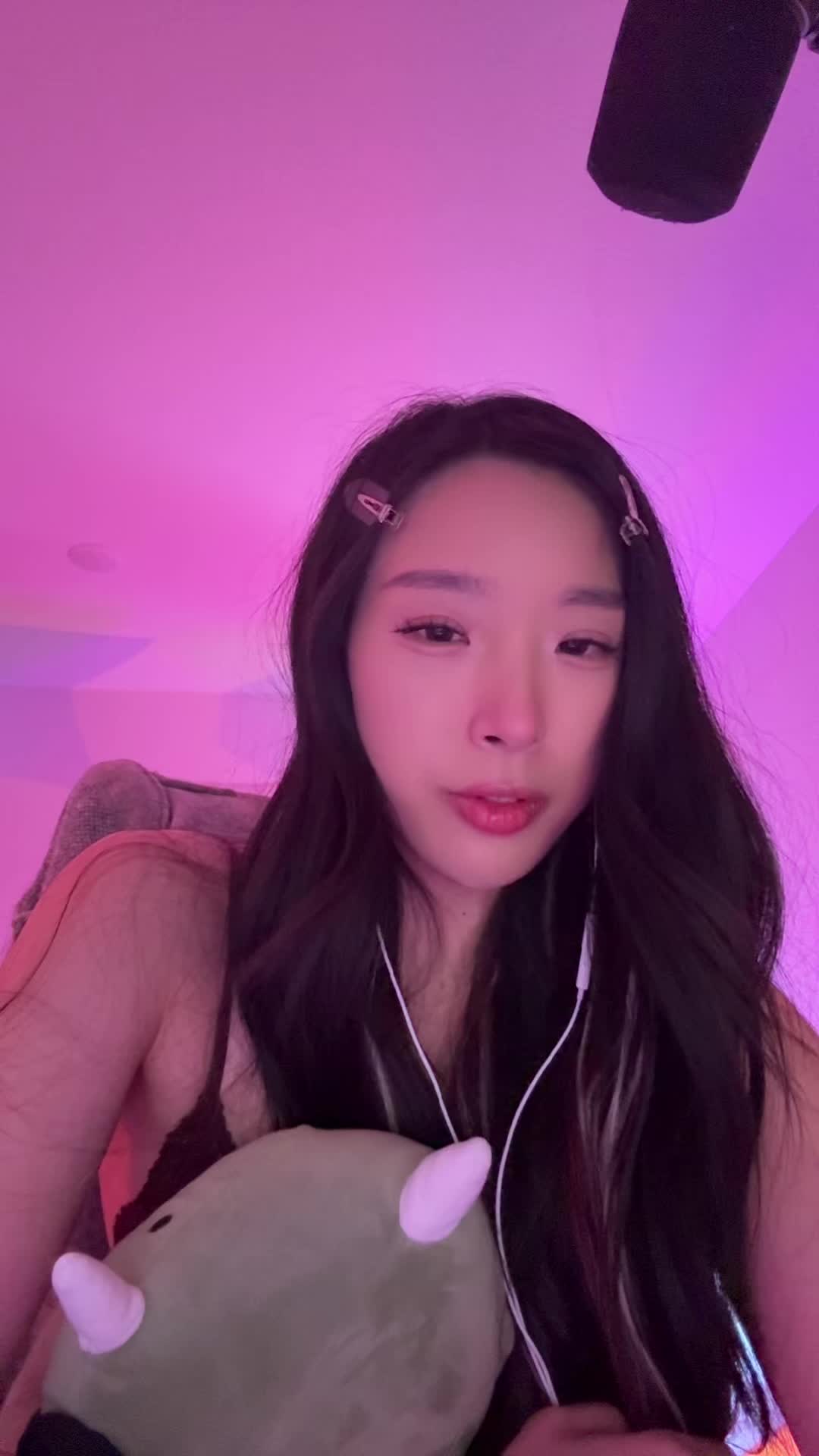 Elle Lee (@elleleeofficial) - Urlebird