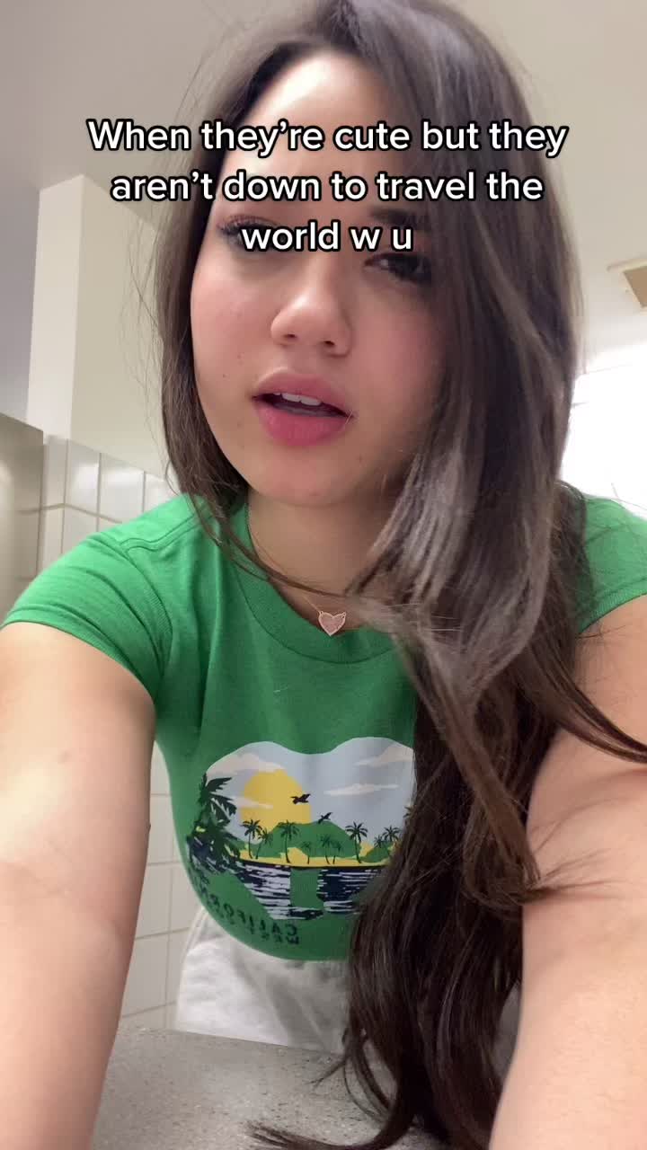 Sofia Gomez (@simplysofiiiia) - Urlebird