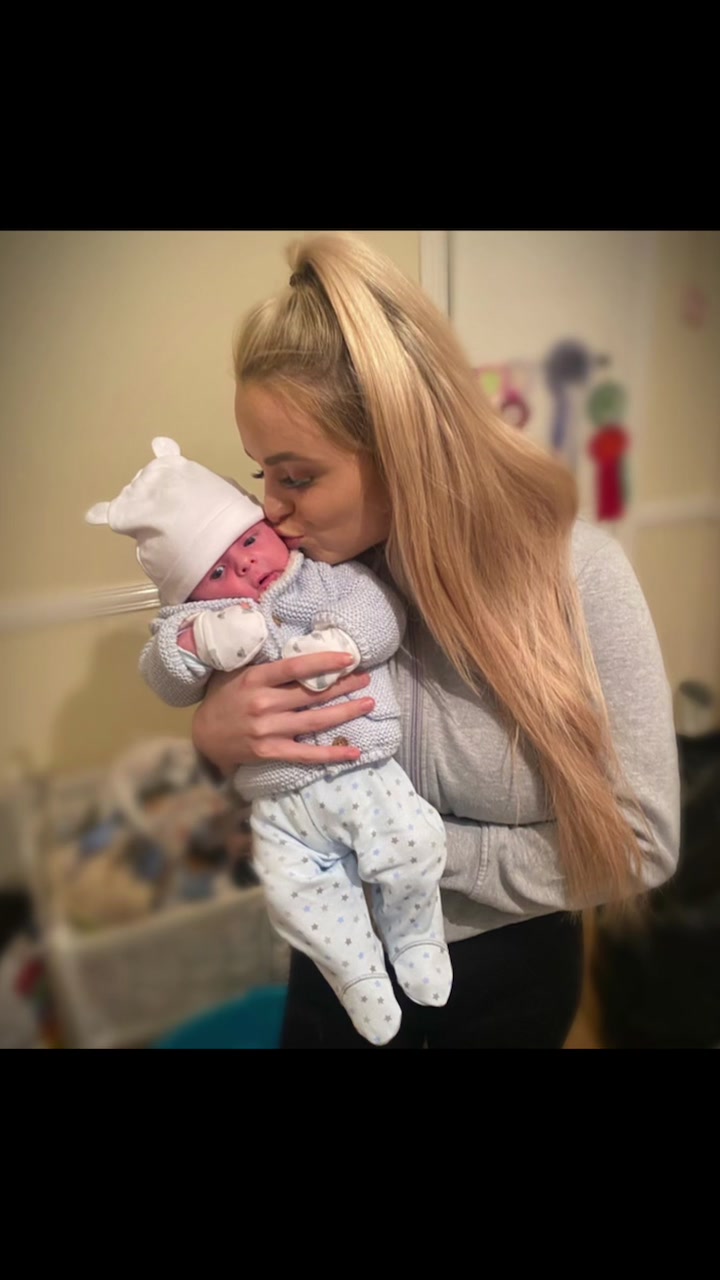 Love bugs ️ ️ #family #christmasbaby | Chloe Wall (@chloewall32)