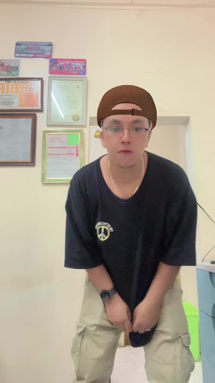 Wala na bang mas lalaki sa damit ko 😂 | Peejay (@peejay_s)