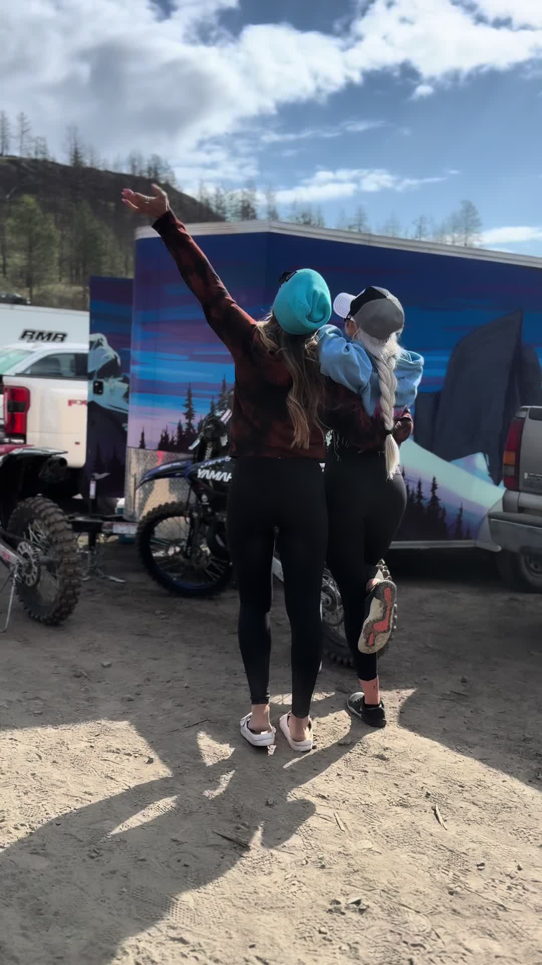 Yana Roney (@powderfluffgurl) - Urlebird