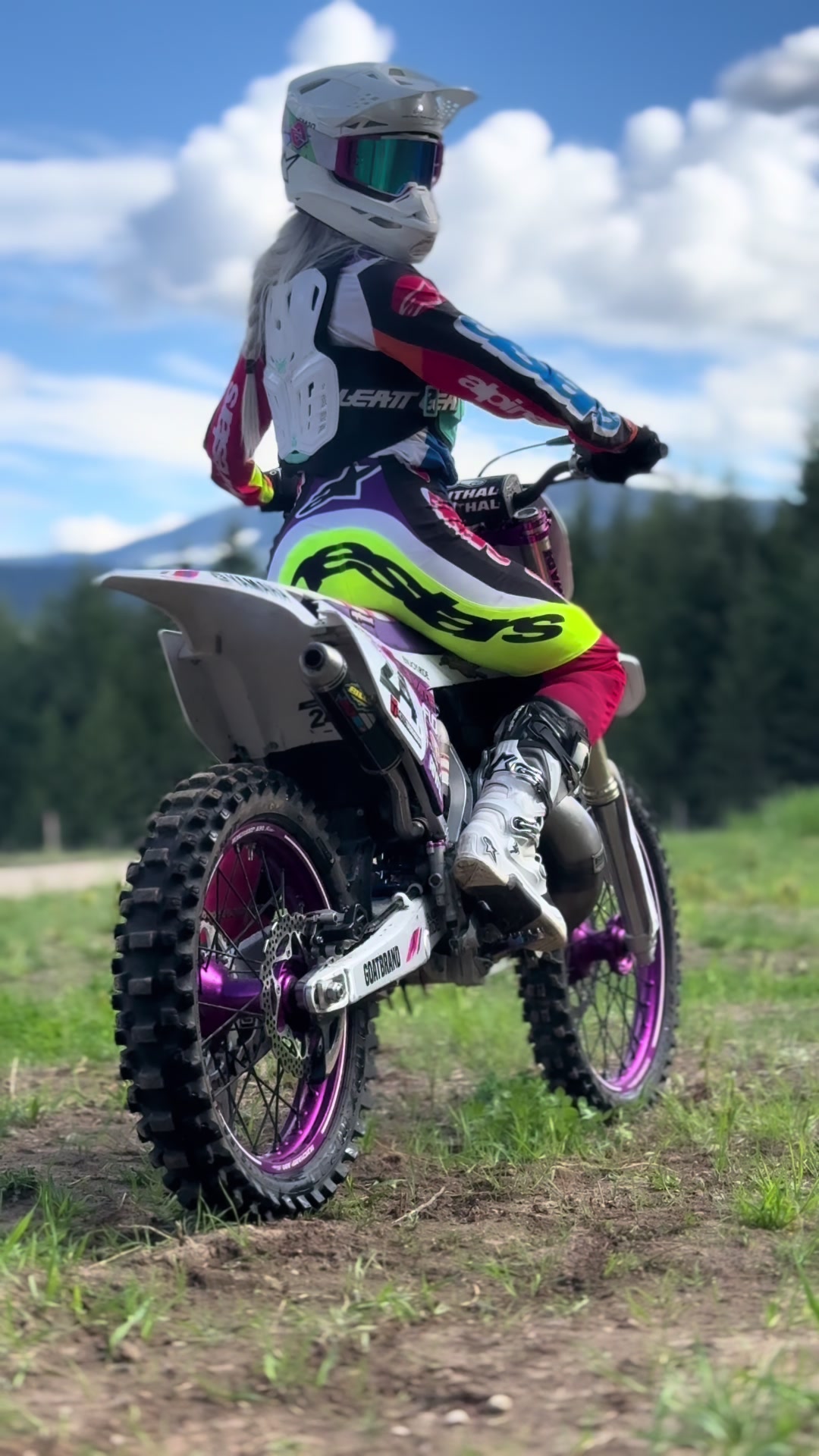 Yana Roney (@powderfluffgurl) - Urlebird