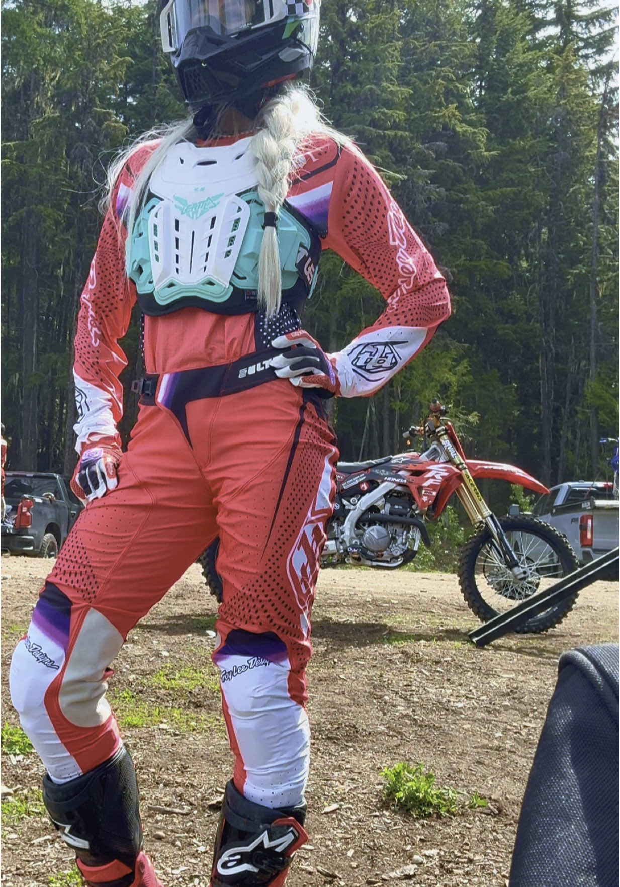 Yana Roney (@powderfluffgurl) - Urlebird