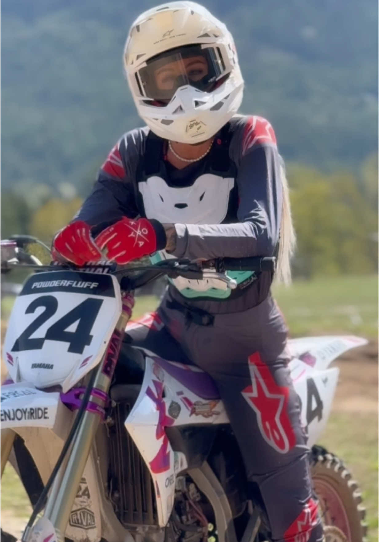 Yana Roney (@powderfluffgurl) - Urlebird