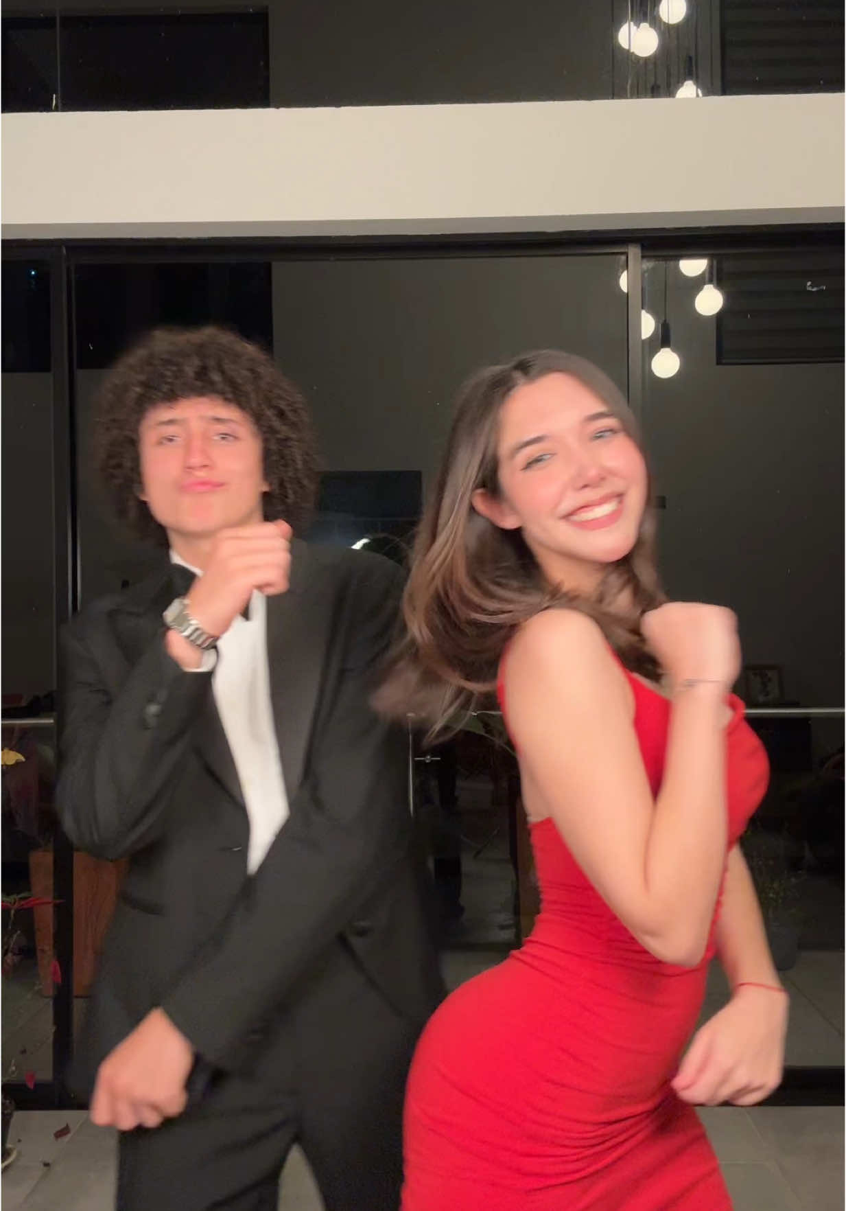 Un bailecito antes de la chamba #baile | Beth Cast 🍁 (@beth...cast)