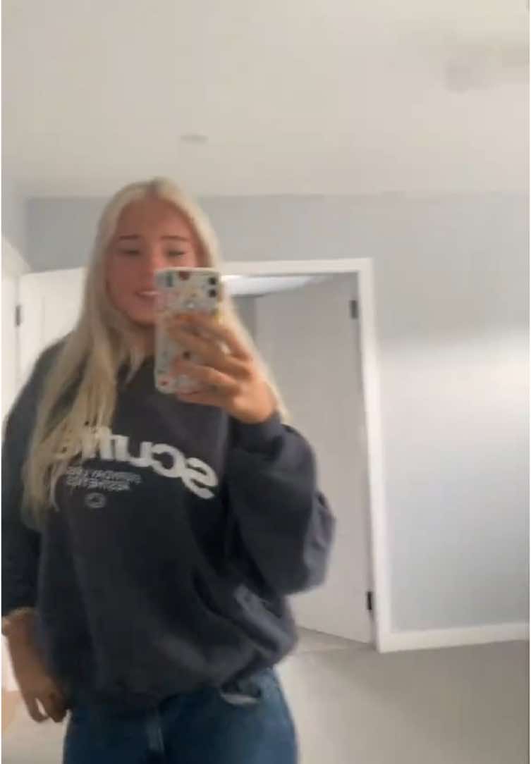 @SCUFFERS | EVIE 🐆 (@evie.sztor)