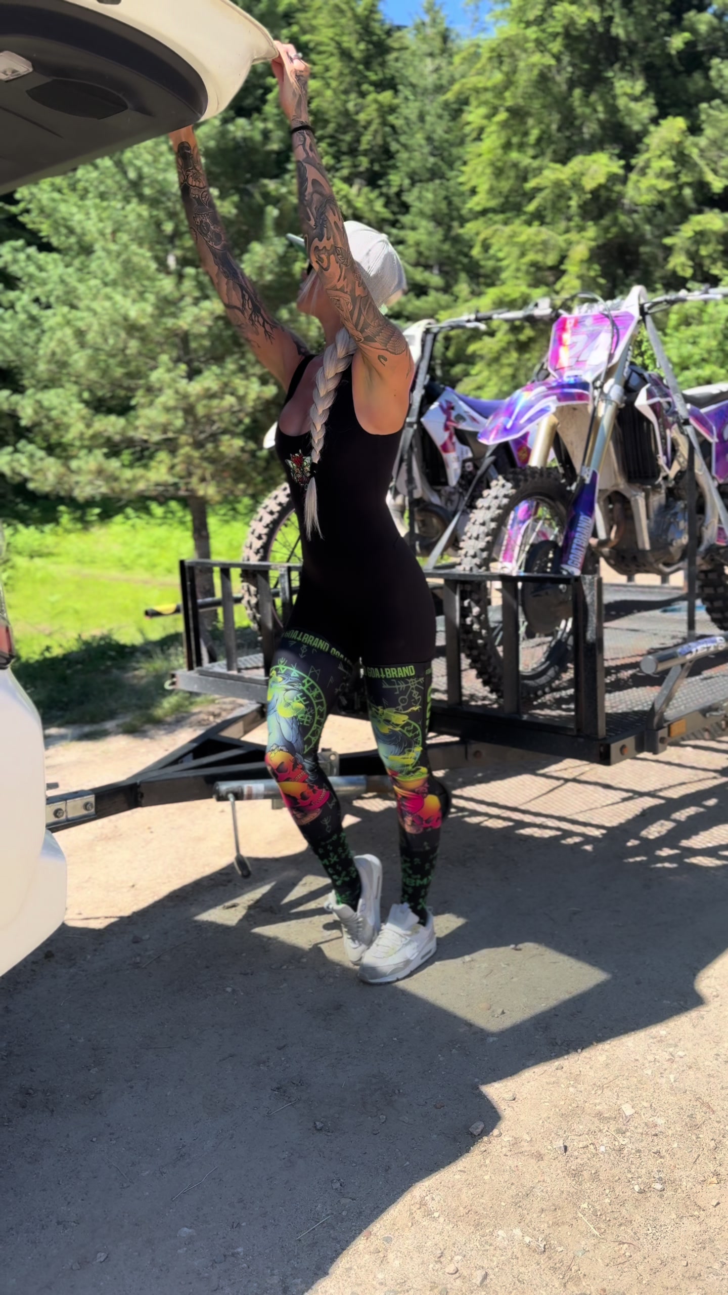 Yana Roney (@powderfluffgurl) - Urlebird