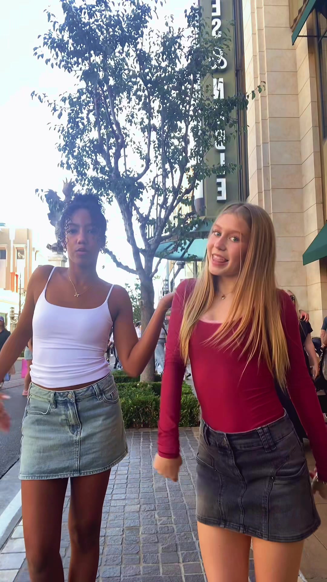 Two women who can’t hold their poop | Shopping girl (@shopping.girl48)