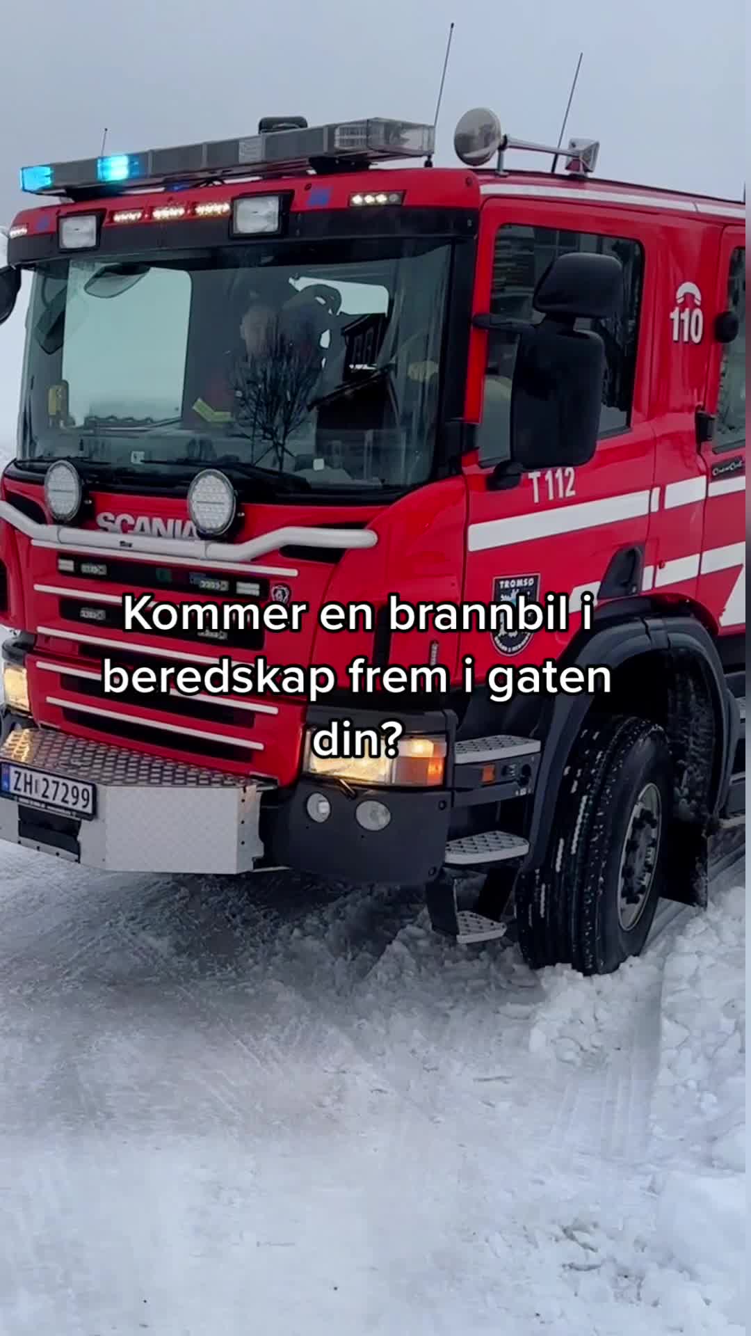 Kommer en brannbil i beredskap frem i | Tromsø brann og redning (@tromsobrannogredning)
