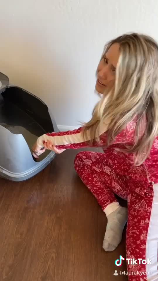 Life with a cat! #fyp | laura (@laurakyeah)