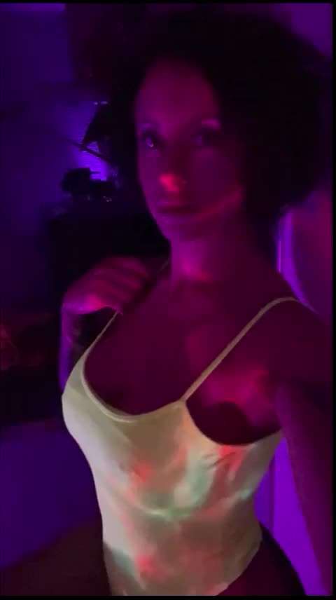 Ibi smiles (@officialibismiles) - Urlebird