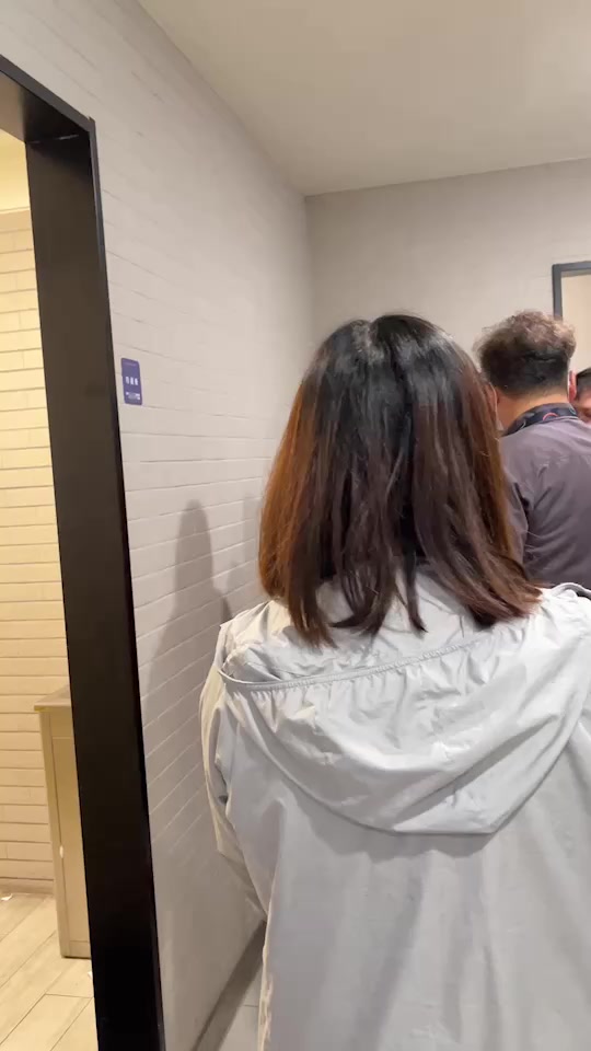 男假扮「長腿辣妹」進女廁 偷拍私密照被抓包 | E奶榨汁姬 (@emilk_1202)