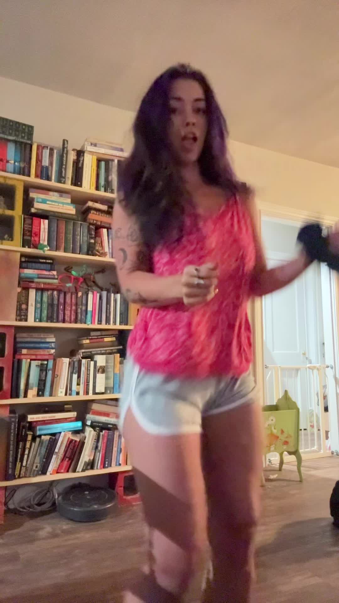 I see why the girls are obsessed rn | Zoe🐸 (@zoe.ebarb)